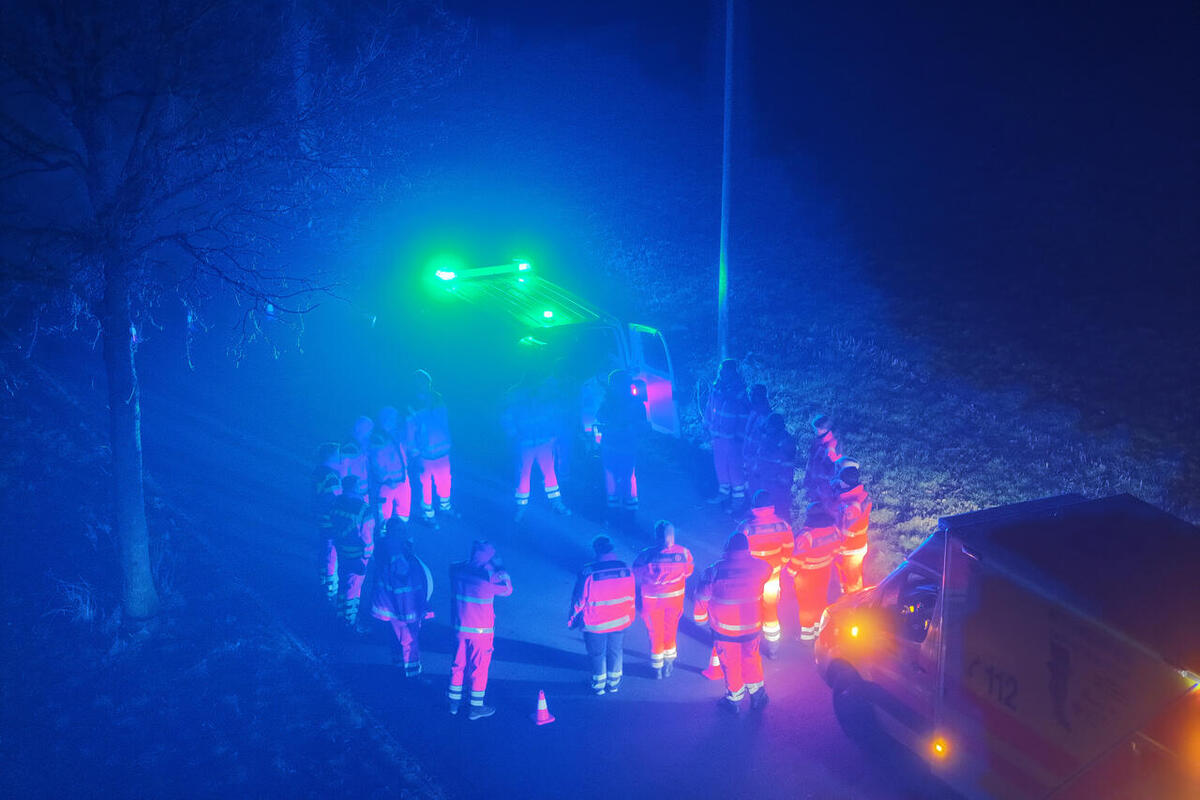 Mit blinkenden Lichtern durch die Winternacht