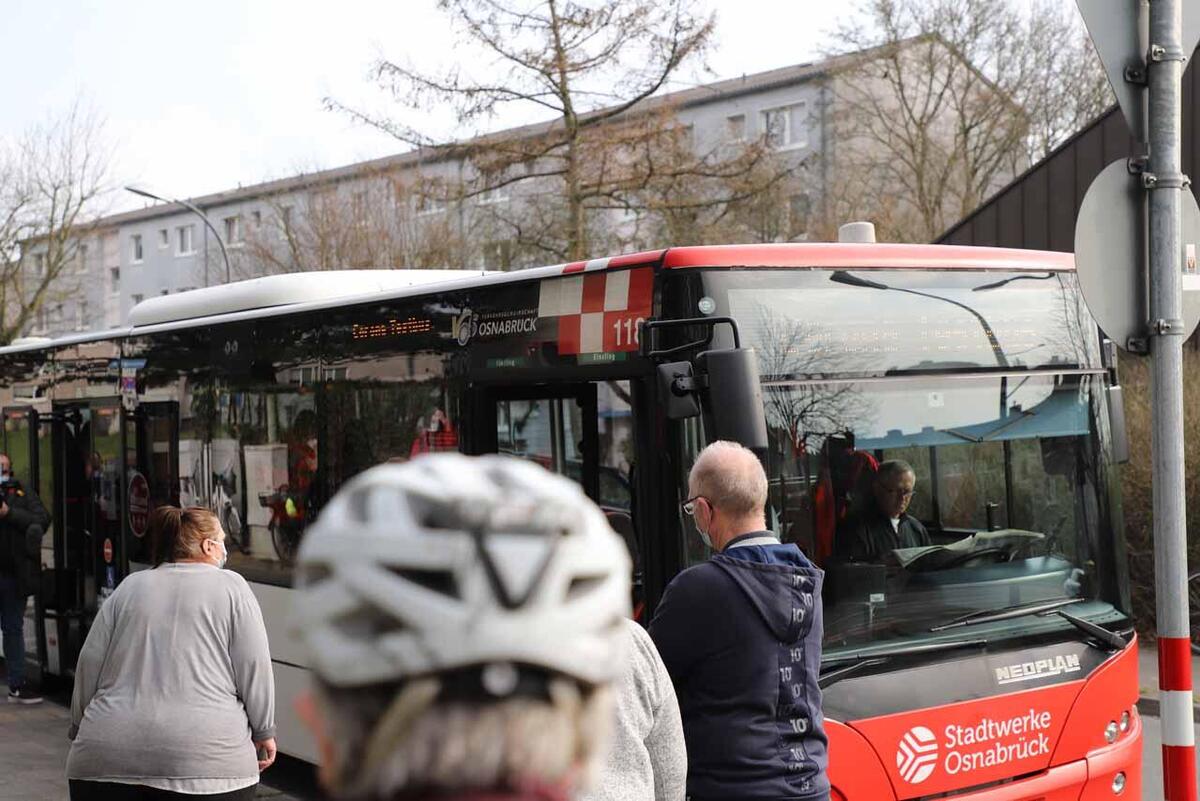 Johanniter testen im Bus auf Corona