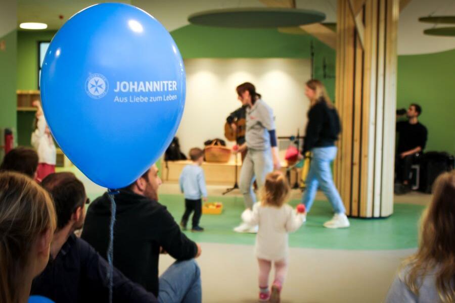 Kinder erobern die Maschwiese