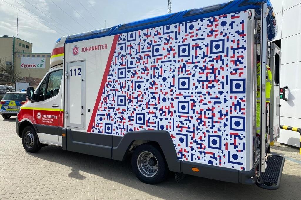 Brandenburgs erster Rettungswagen mit Anti-Gaffer-Design in Angermünde