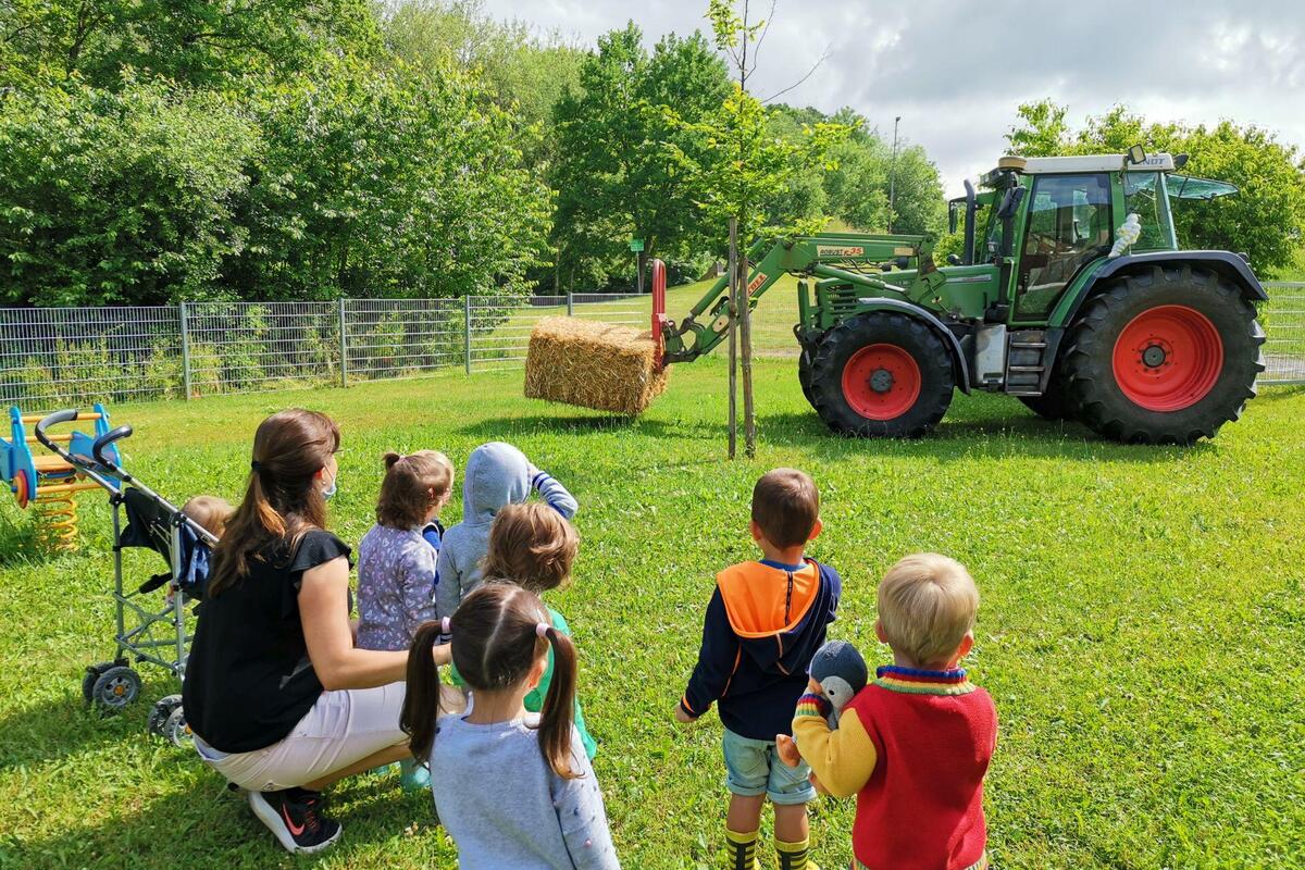 Landwirt besucht Kinderkrippe
