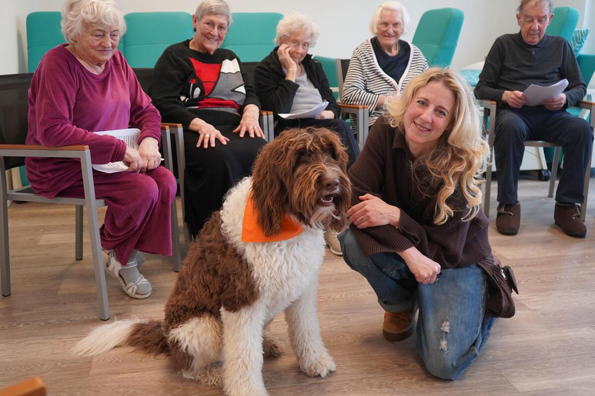 Freundlicher Hund erobert Seniorenherzen