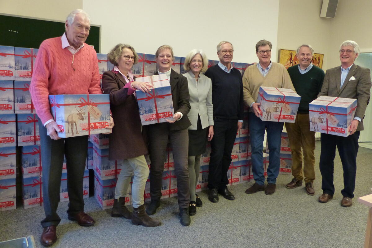 Johanniter-Weihnachtstrucker: Packaktion für notleidende Kinder