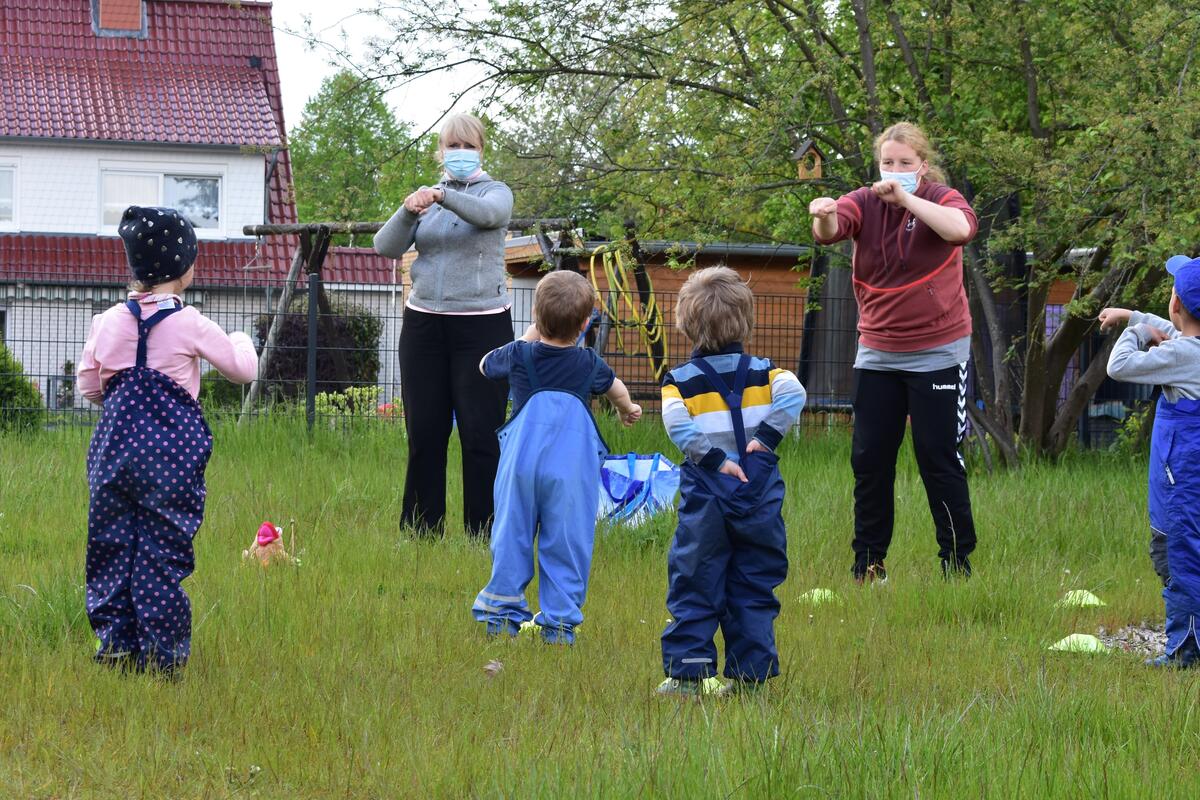 Turnprogramm auf der grünen Wiese