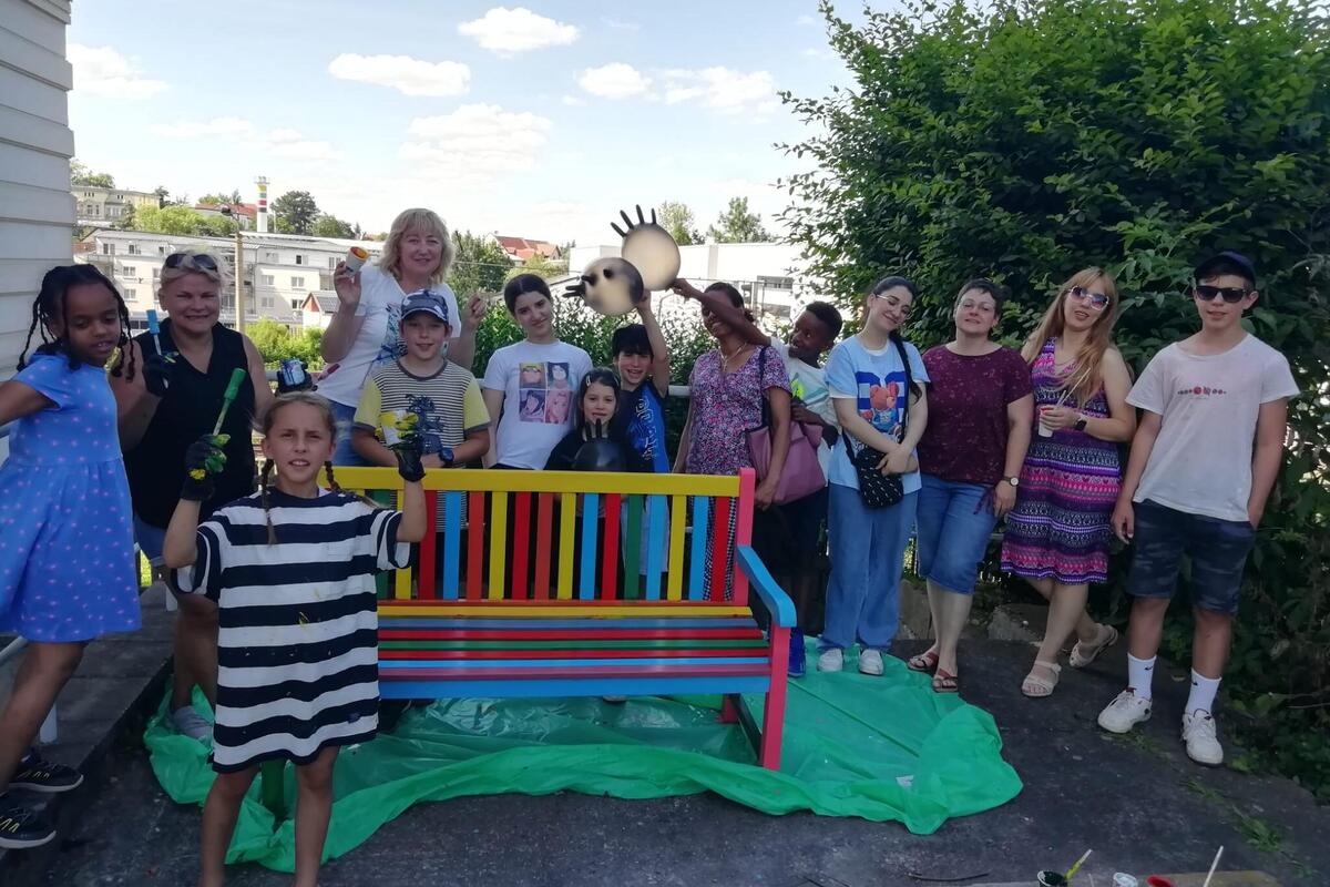 Wir malen eine Bank ganz bunt