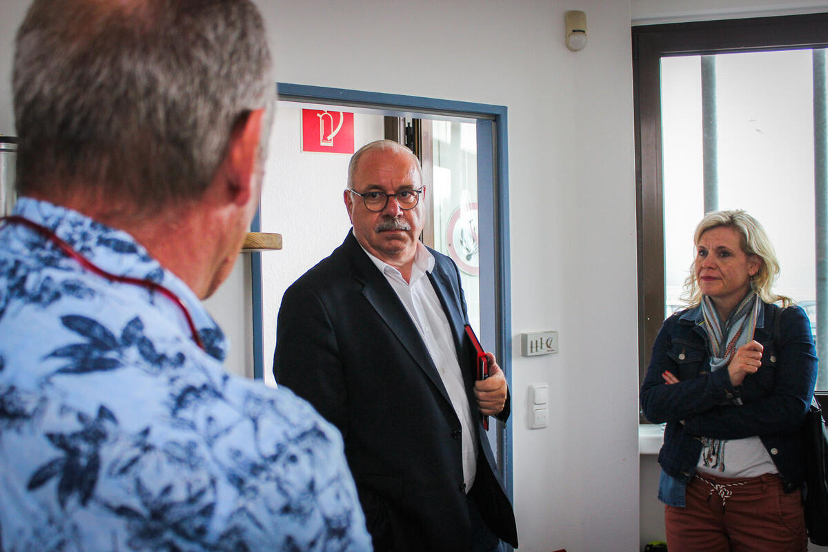 Rebecca Schamber und Rüdiger Kauroff besuchen Rettungswache