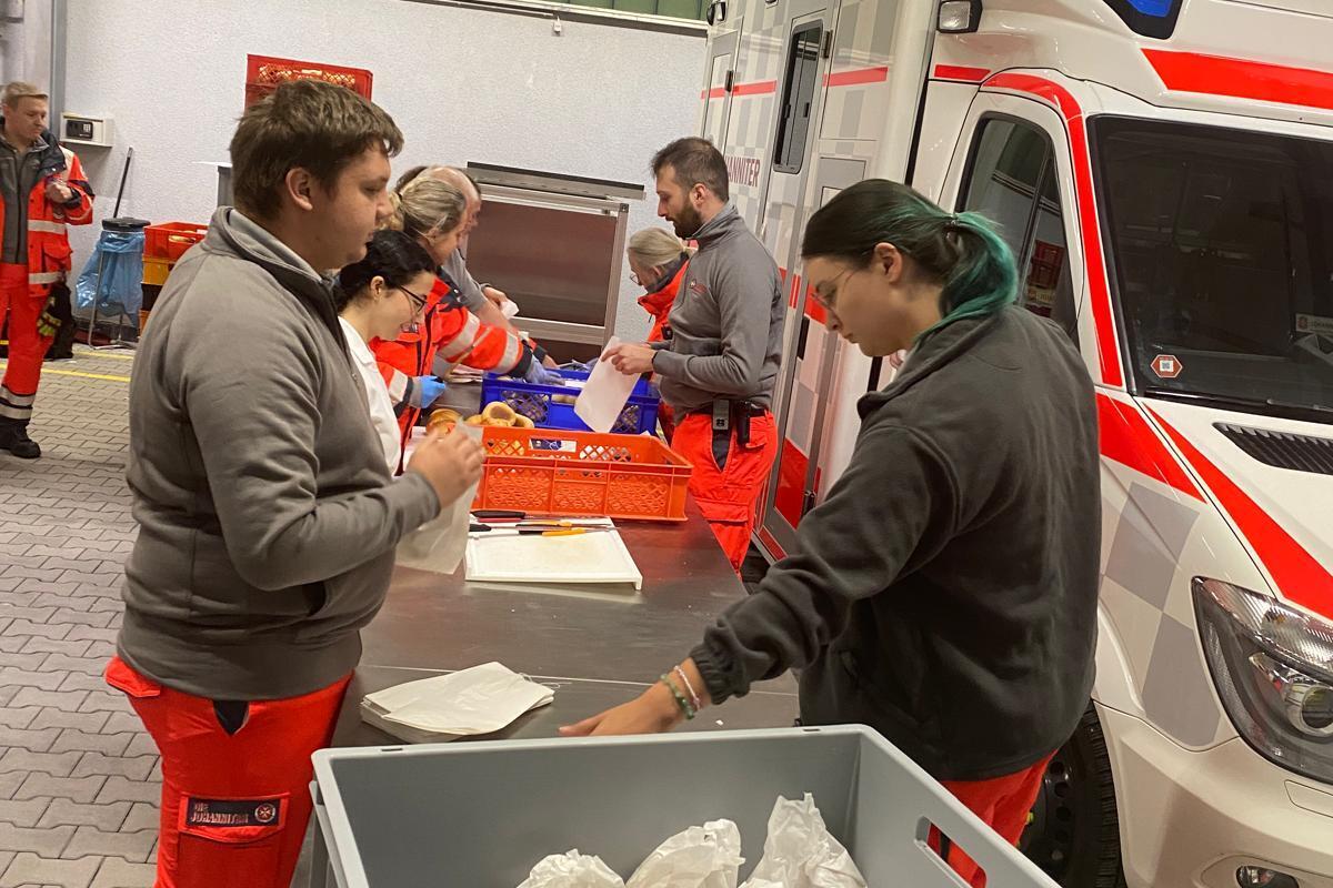 Bürgermeister Michael Dreier dankt Johanniter-Einsatzkräften